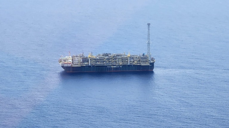 Plataforma P-79, da Petrobras, chega ao campo de Búzios - MegaWhat